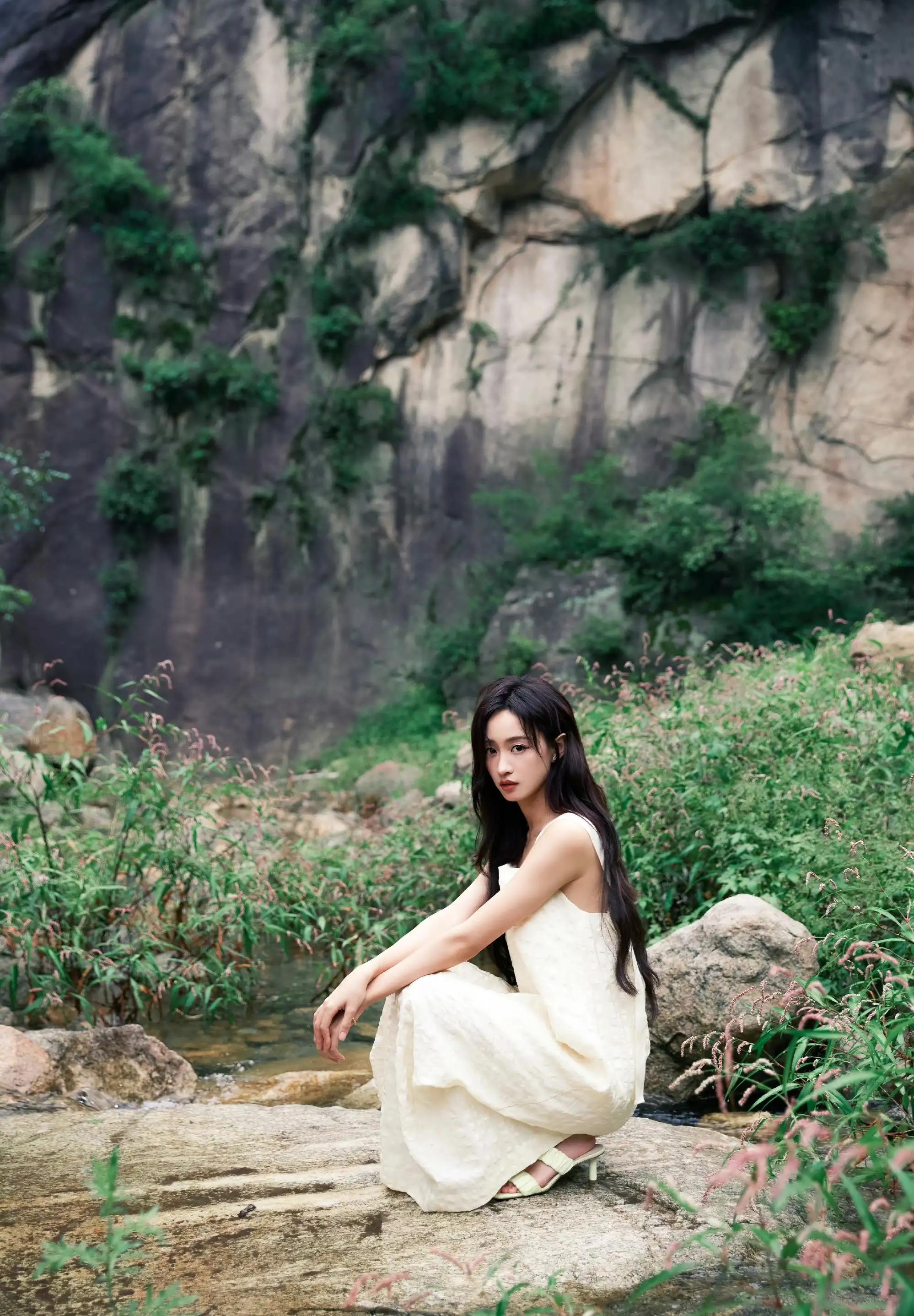 Huang Tingting is very grounded and beautiful in outdoor activities - iNEWS