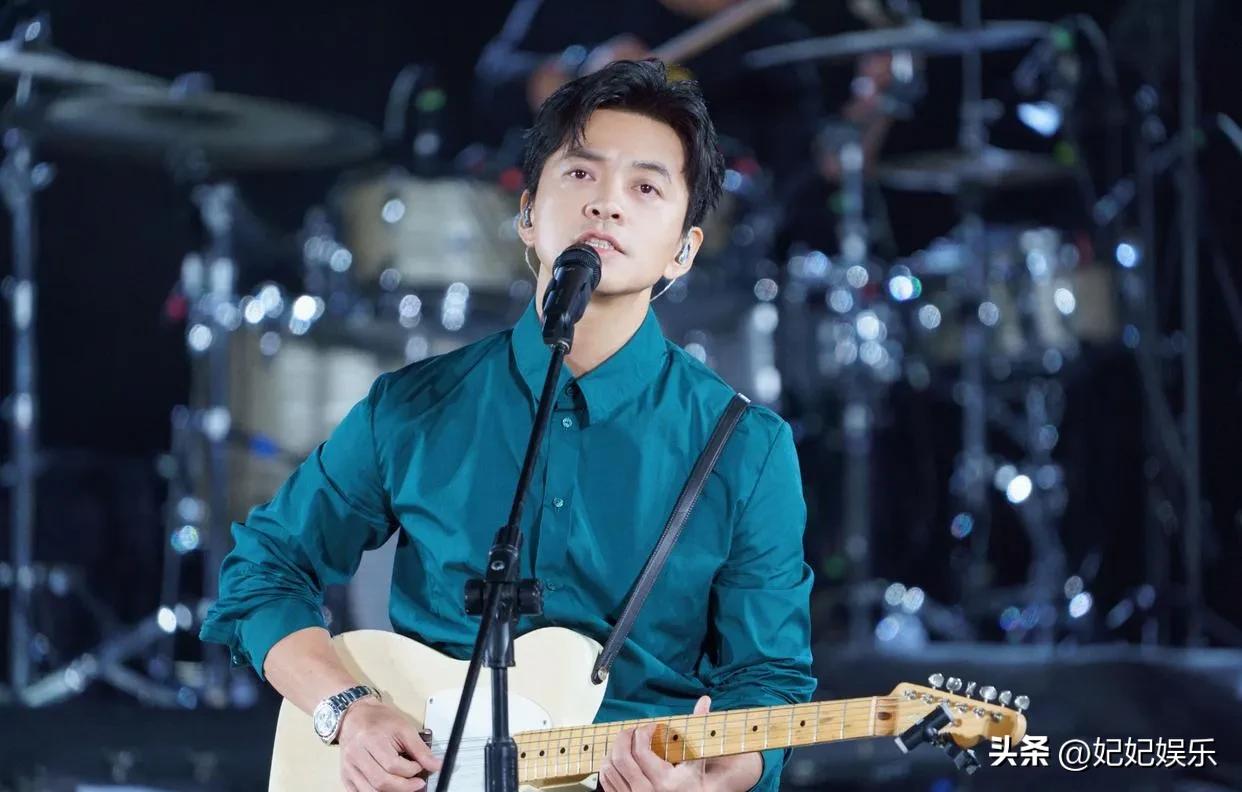 The 48-year-old "Li Jian" has prominent muscles and a youthful feeling ...