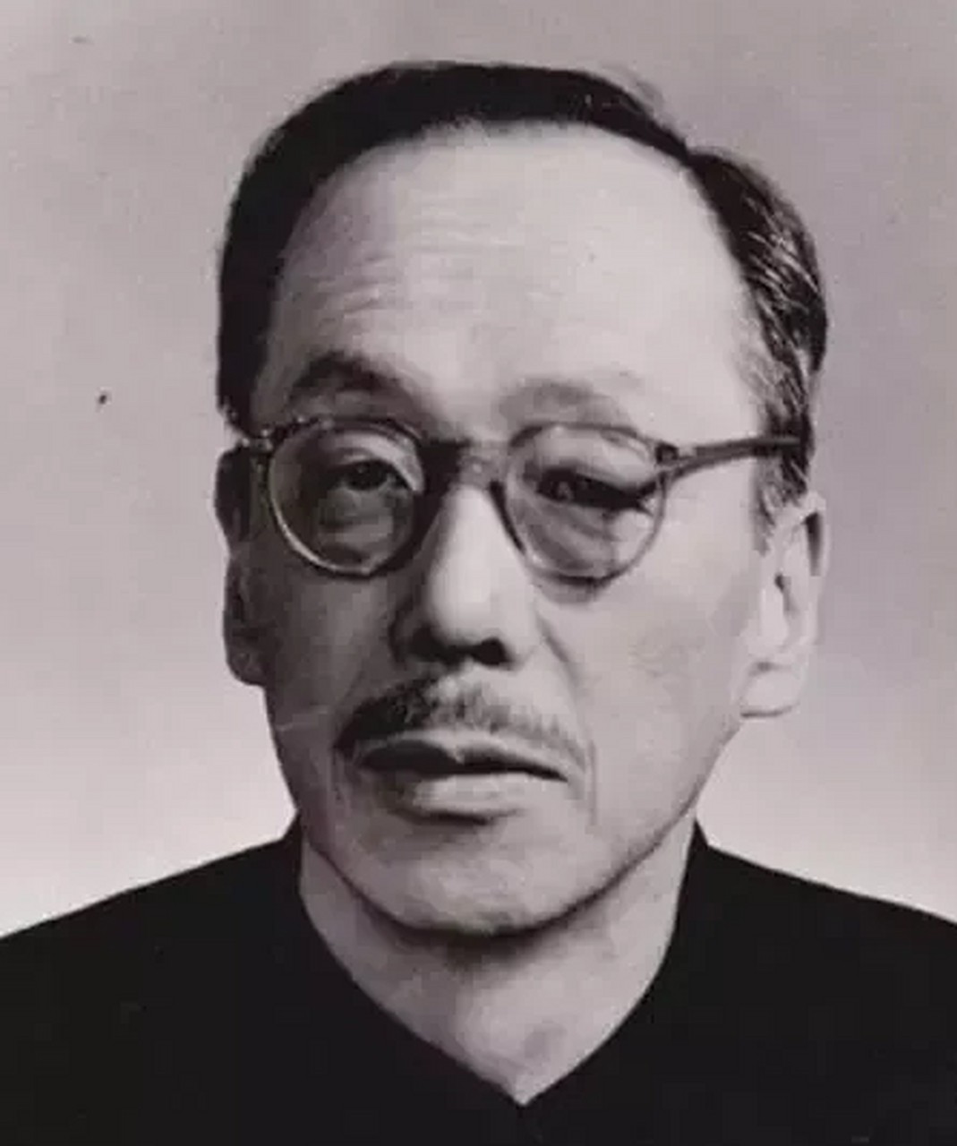 In 1949, Jiang Qing and her sister Li Yunlu took a group photo, let ...