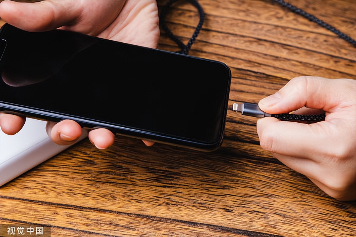 The mobile phone exploded suddenly when it was charging in the pocket ...