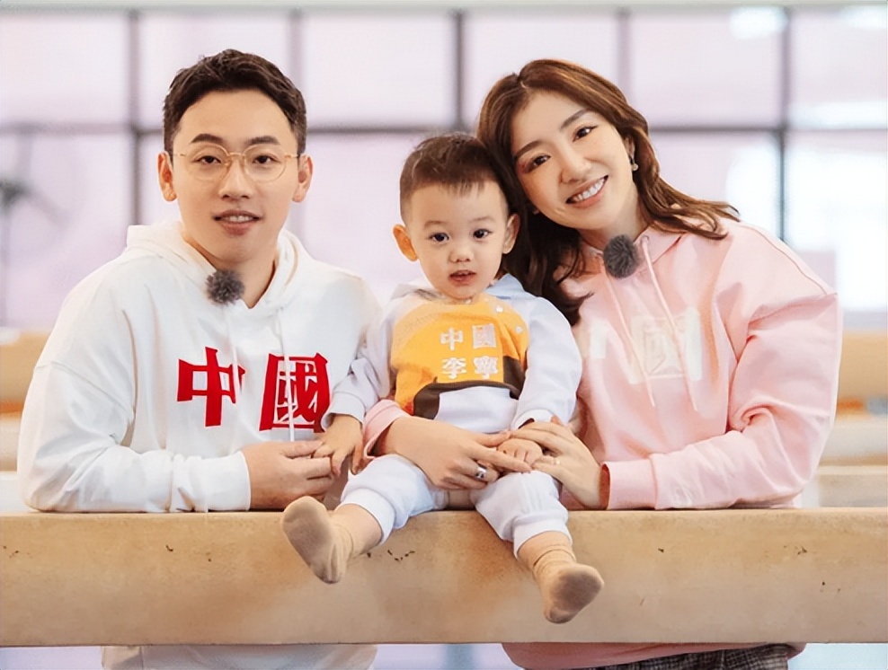 Olympic champion Zou Kai takes a recent photo: 1.58 meters tall ...