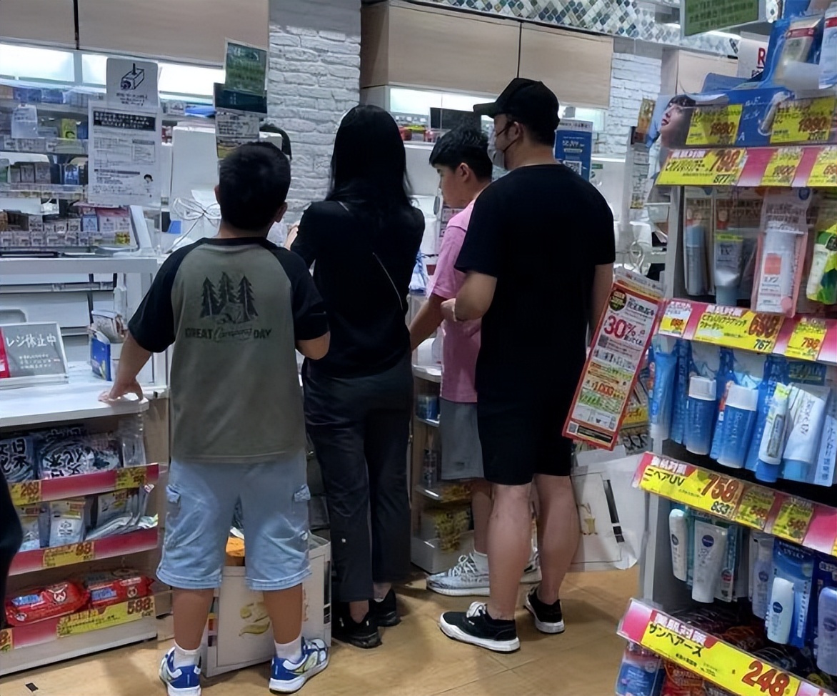 Sha Yi's family of four traveled to Japan. The two sons have the same ...