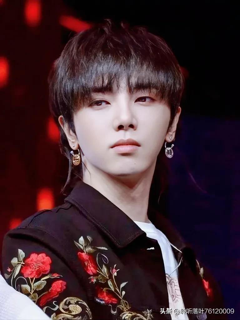 After five years, Hua Chenyu once again appeared on the stage of the Bird's Nest, setting off a ...