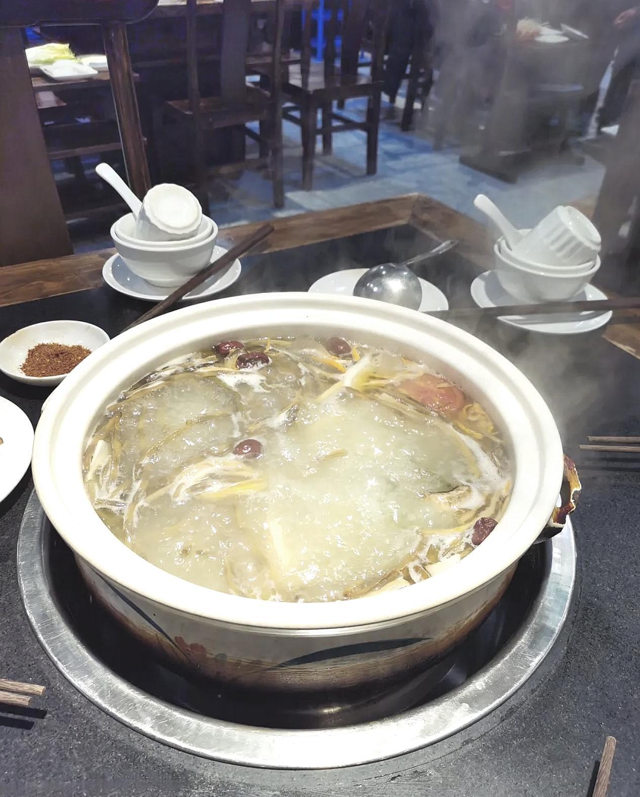 The "sour" waiter, an Internet celebrity "old-fashioned soup pot" in ...