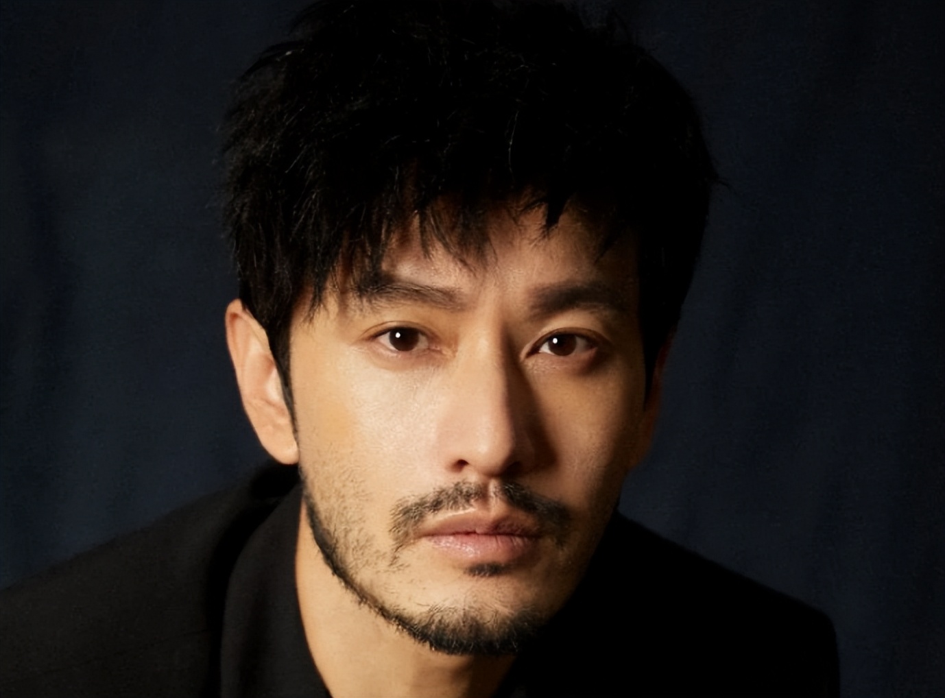Peng Yuchang took a photo with the beautiful woman, his unshaven beard ...