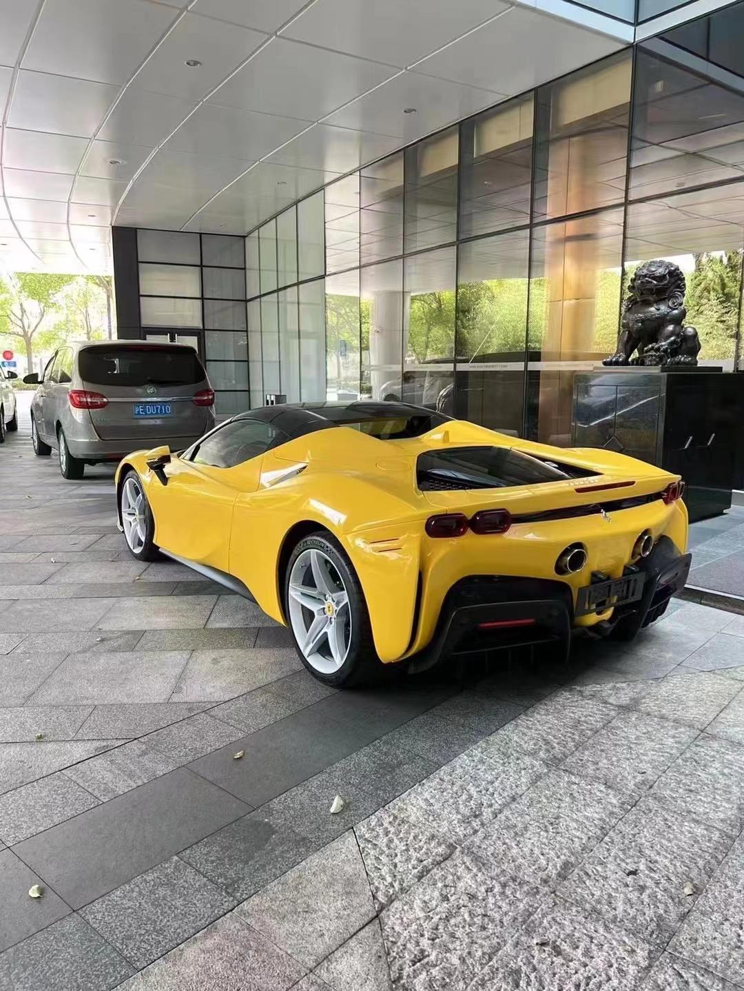 Rare yellow exterior, the Ferrari SF90 Spider is on the move - iNEWS