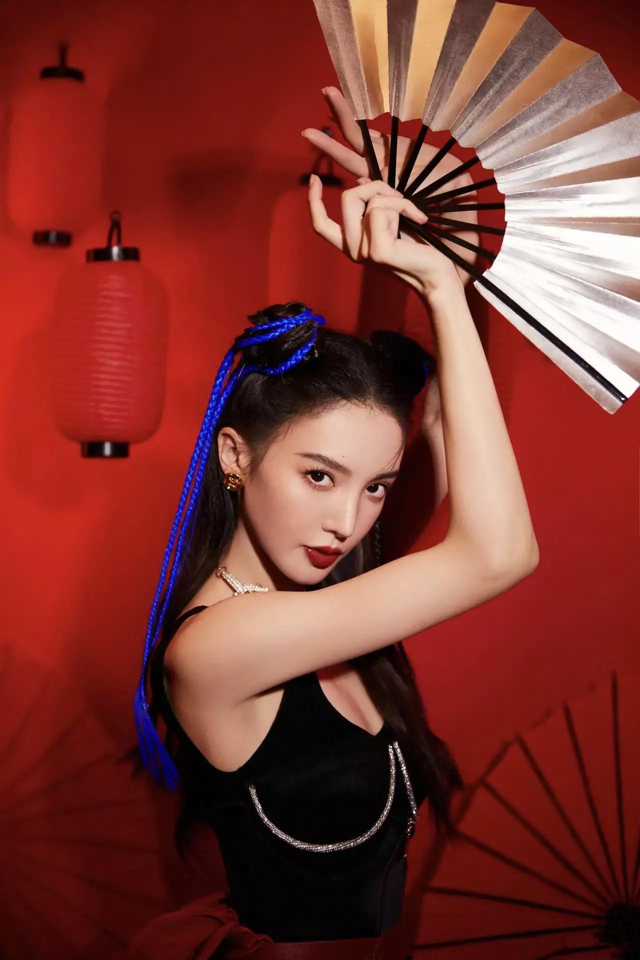 Jin Chen Black and Red Photo Album - iNEWS