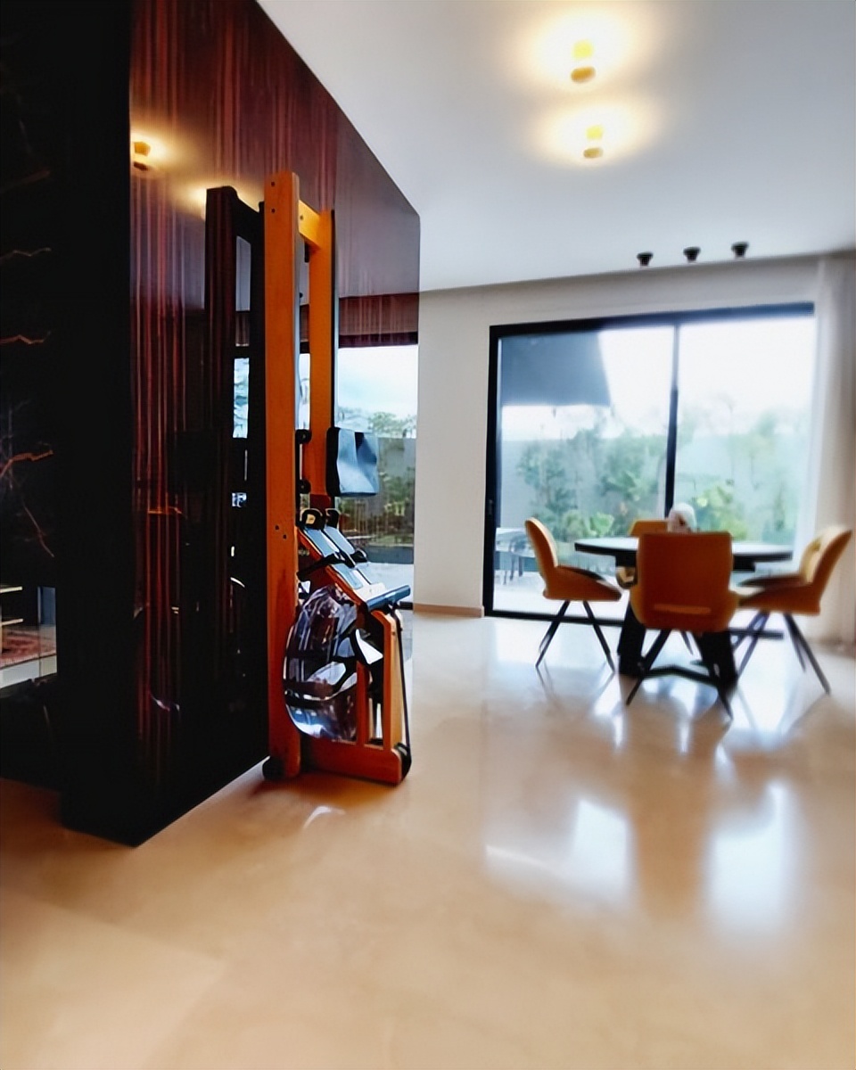 Small footprint, can be stored upright, high-efficiency water rowing ...