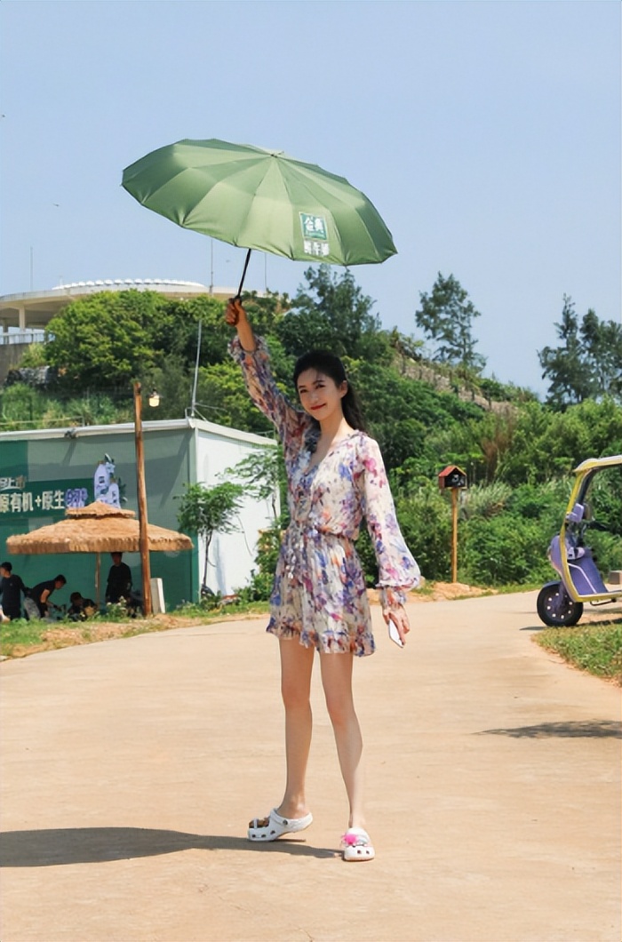 Jiang Shuying walks in the scorching sun - iMedia