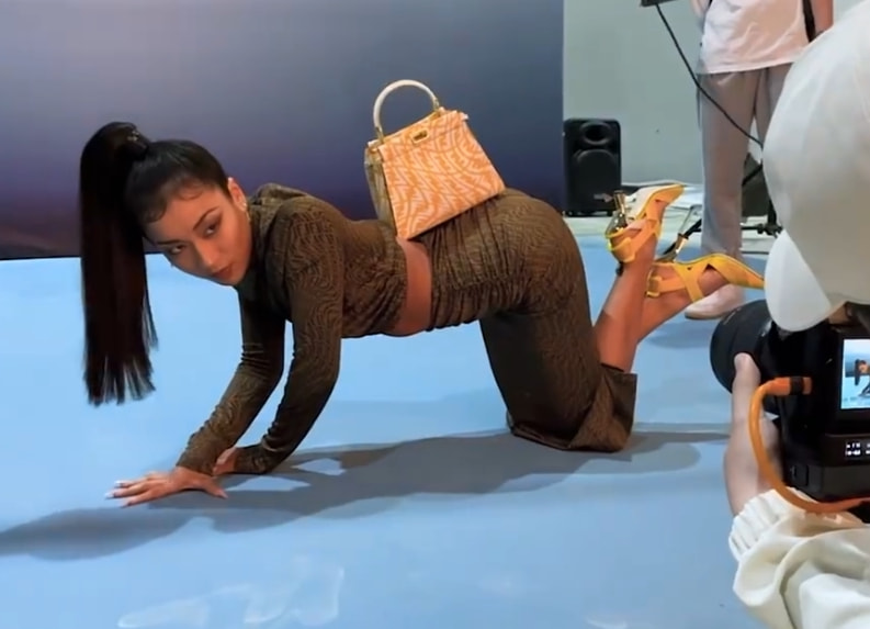 Jike Junyi's work photos on the set were exposed, and he knelt on the ground in a navel-baring ...