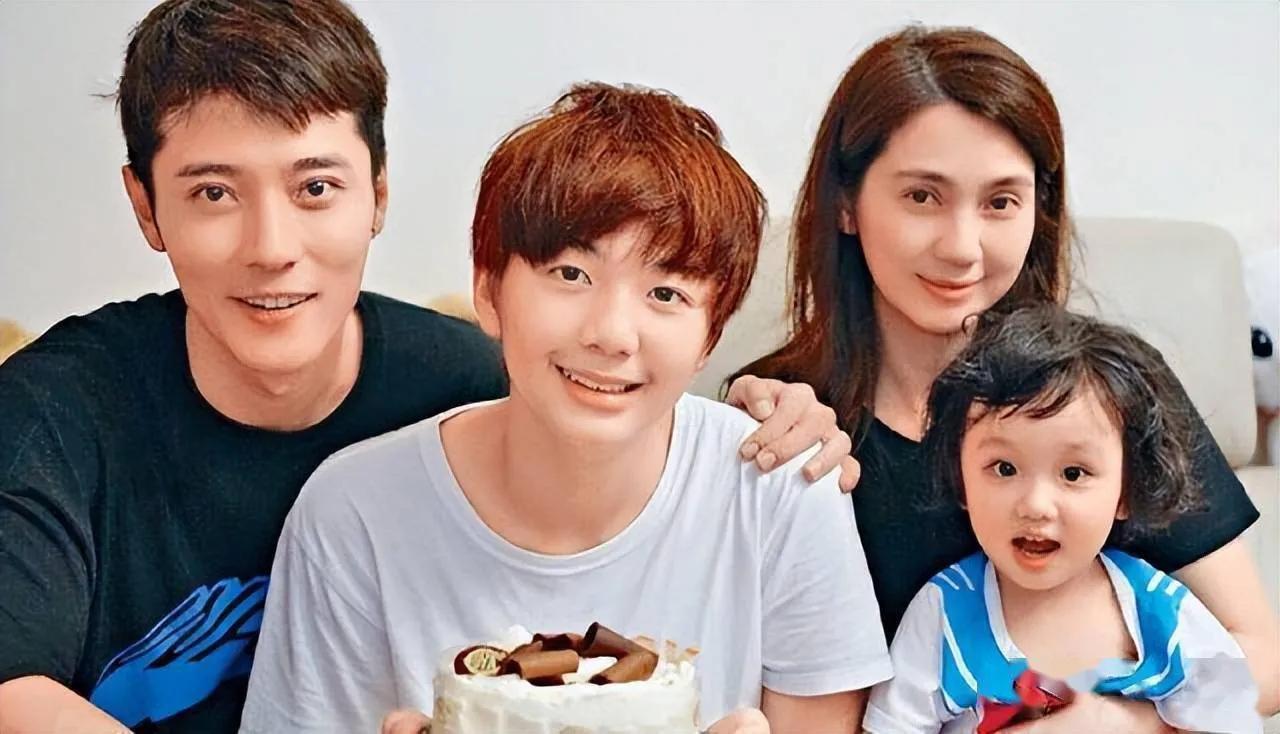 52-year-old Hong Xin officially announced her divorce! After 14 years of marriage with Zhang ...