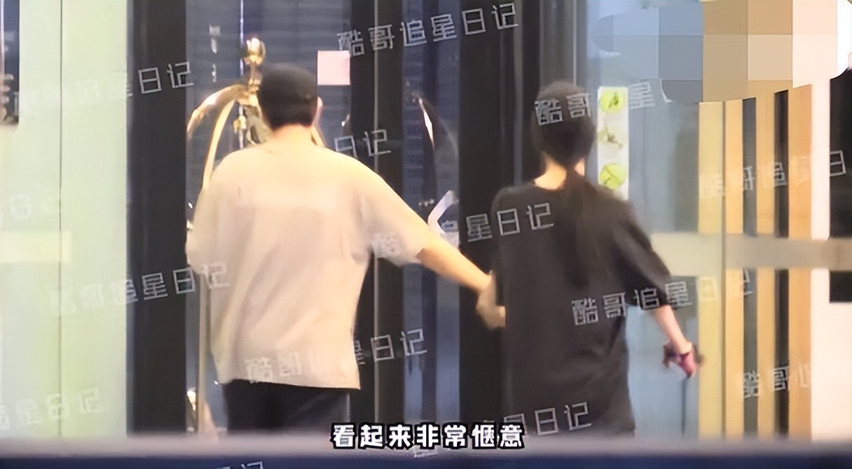 Qin Junjie and Mao Xiaohui's love affair was exposed, held hands and went back to the hotel ...