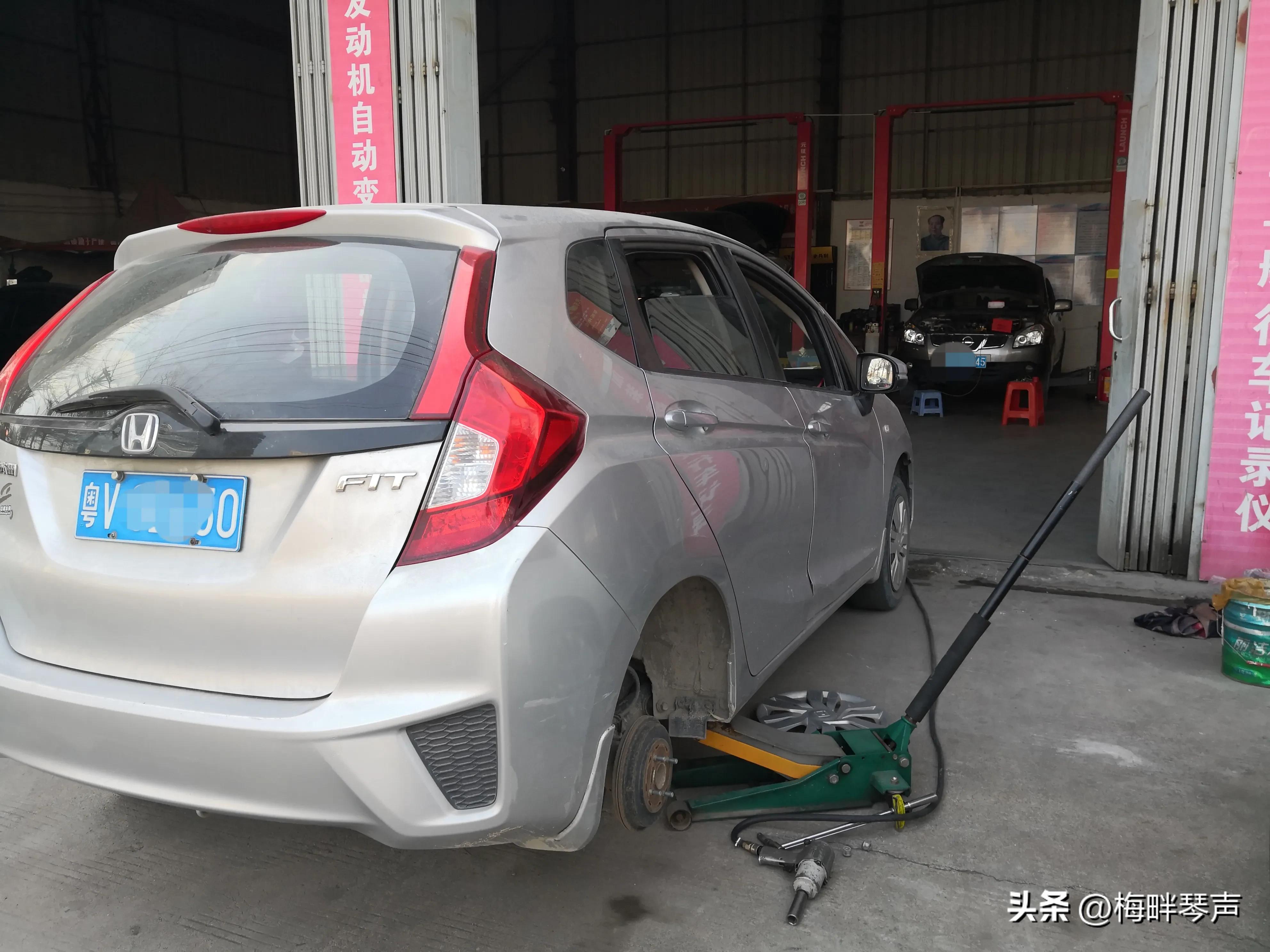 The car tire ran to the point where the steel wire was exposed, and the ...