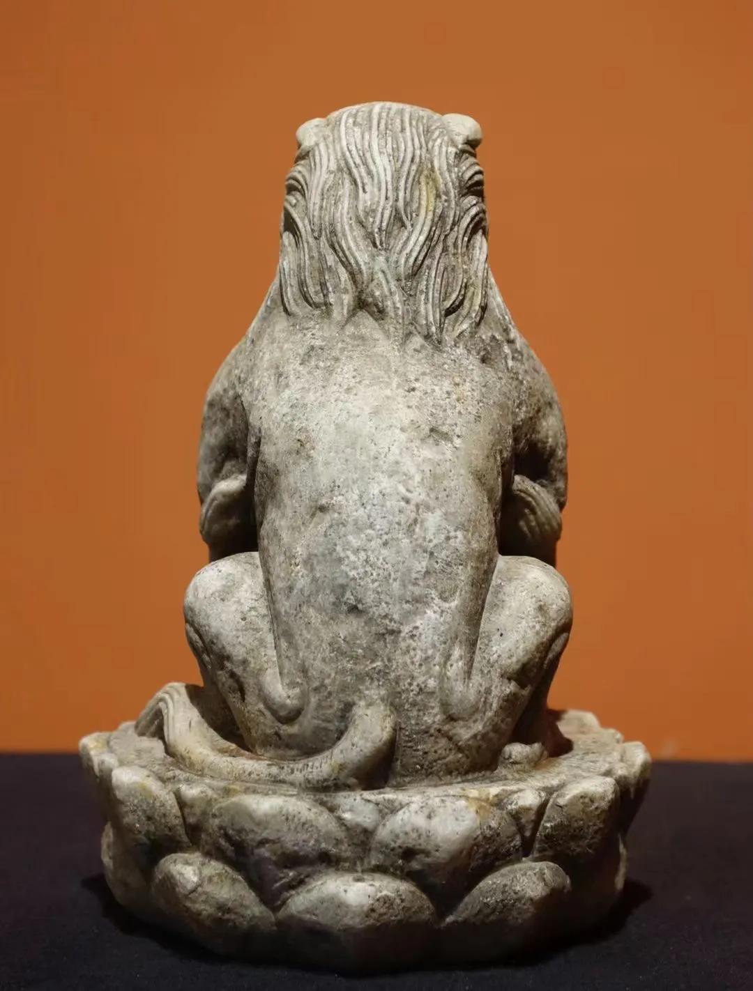 Tang Han white jade lion is 30cm high and 20cm in diameter - iNEWS