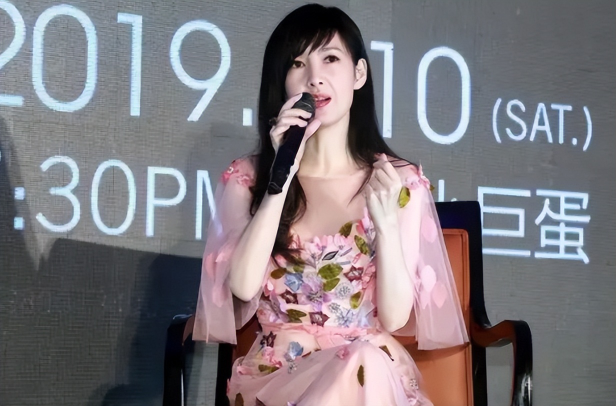 55-year-old Zhou Huimin: She still looks like an 18-year-old girl, in ...