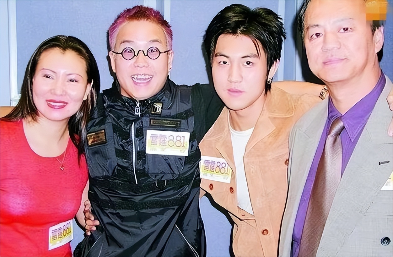 Lin Xiaofeng posted a family portrait, 76-year-old uncle Di Longhan ...