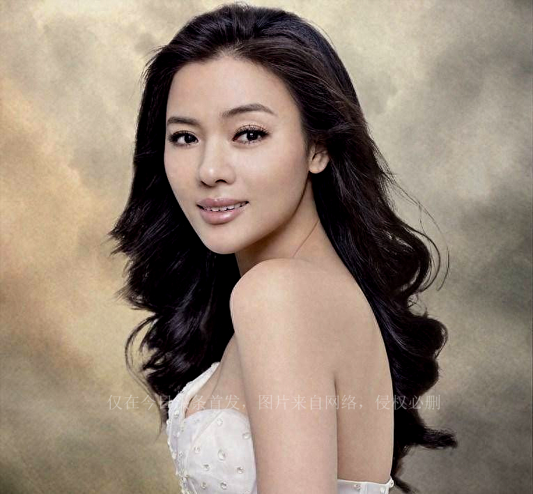 Love singer, queen of folk songs, military soprano, sweet and beautiful ...