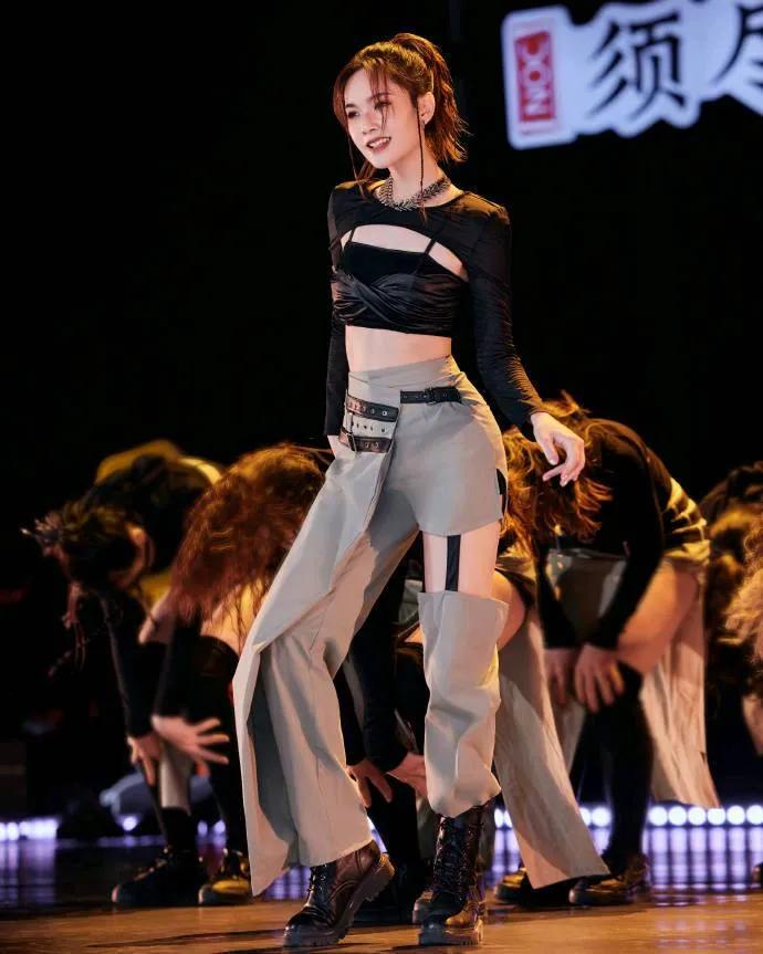 Rainie Yang has good dancing skills, and her dancing posture is also ...
