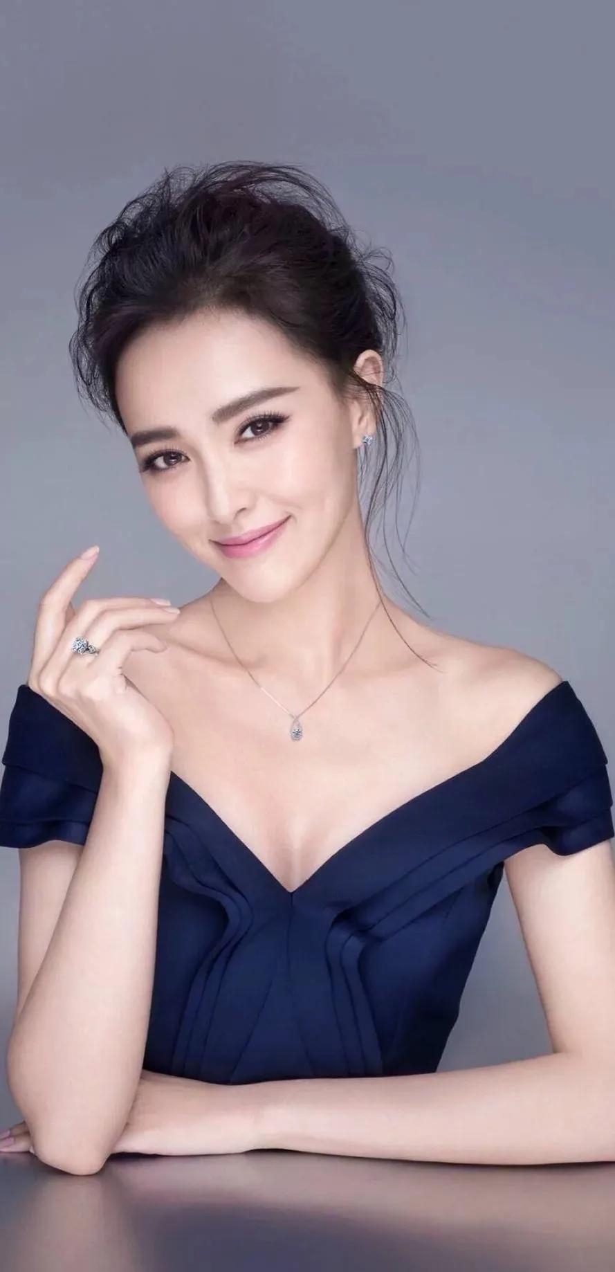 Tang Yan...she looks so good when she smiles - iNEWS