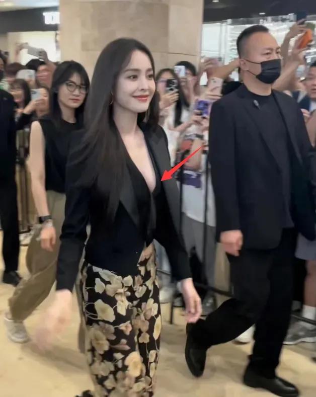 Gu Li Nazha let go of herself, showing the freedom of dressing and the ...