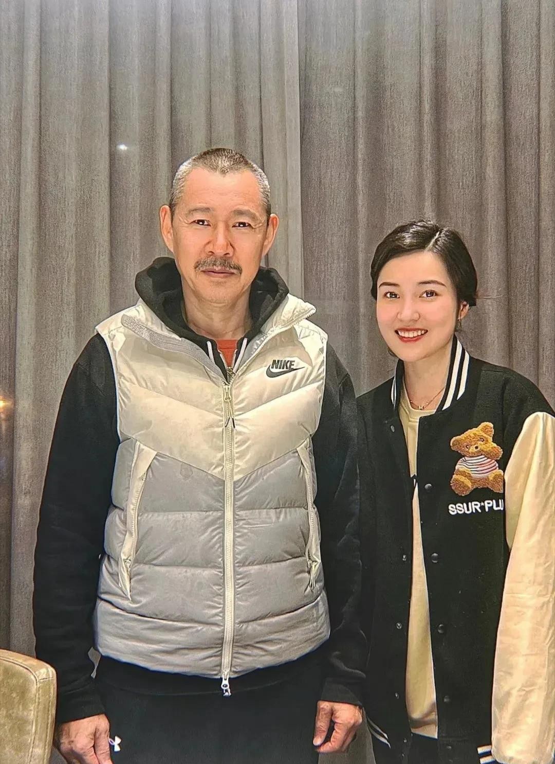 67-year-old Zhang Fengyi took a group photo with the young actress ...