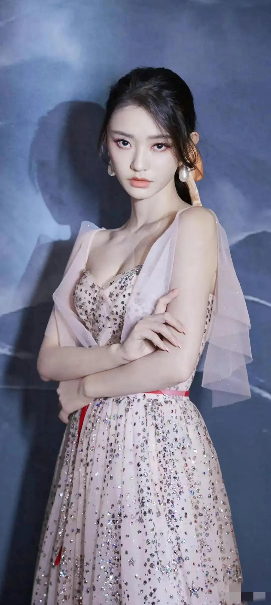 Fresh and beautiful mermaid Lin Yun - iNEWS