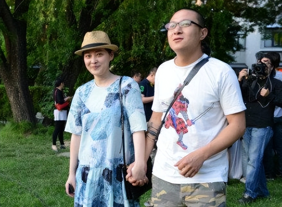 Mei Ting attended the wedding with her husband, she wore a gauze skirt ...