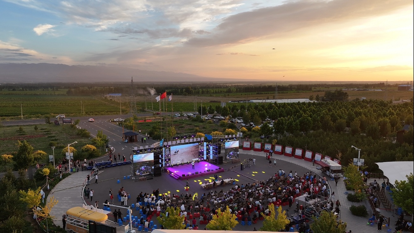 Love sings in the sea of flowers in Tianshan - iNEWS