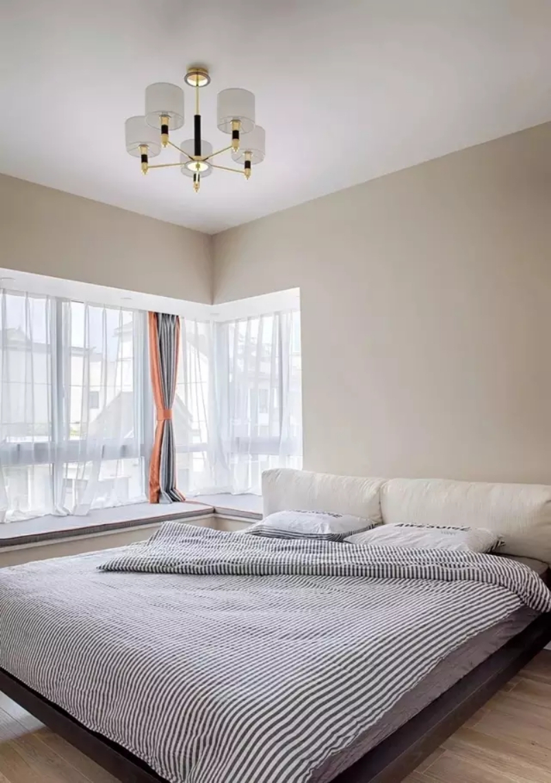 The 86-square-meter house is decorated with fashionable gray and simple ...