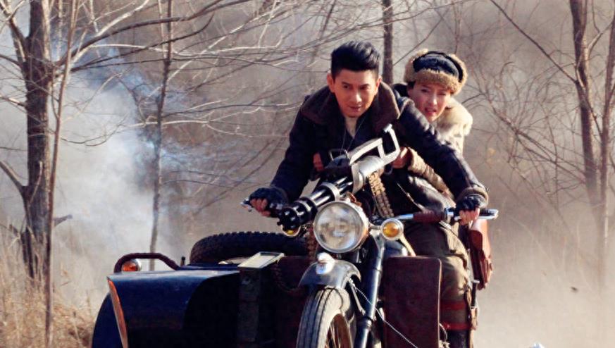 Bathing in the open air, high-cut skirts exposing thighs, these scenes ...