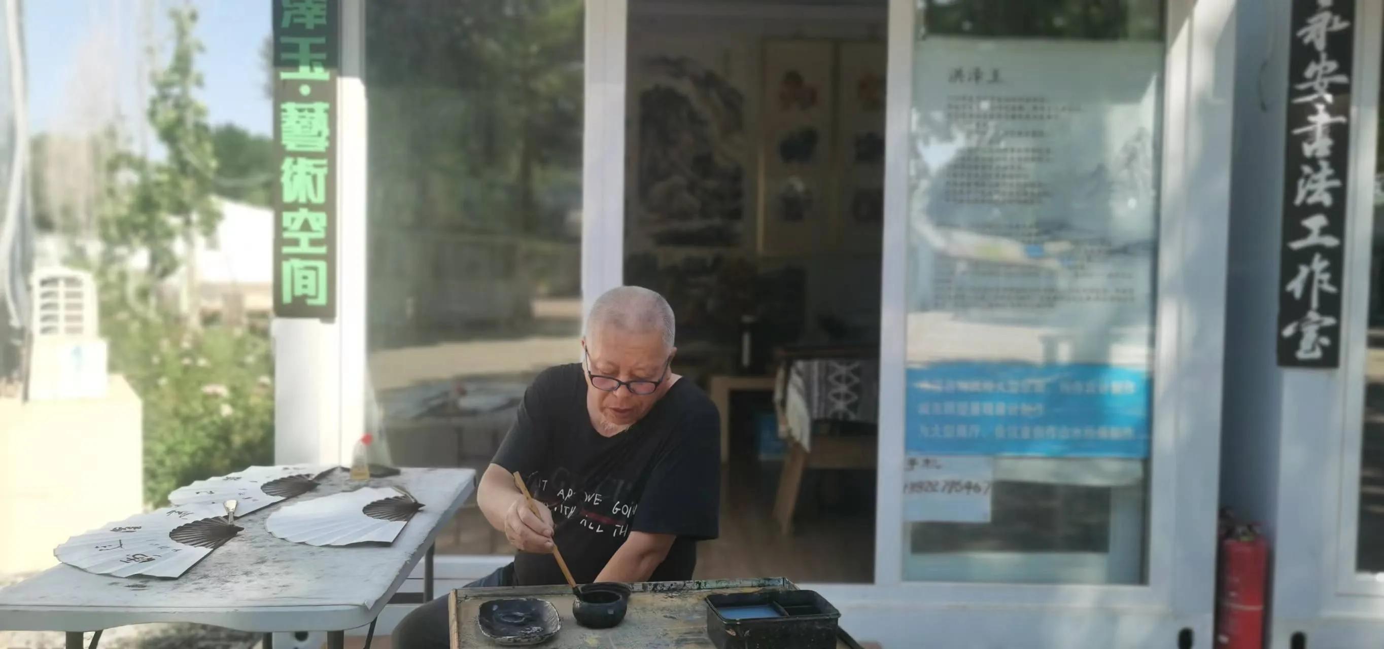 Mr. Hong Zeyu, a national first-class artist, and some of his works of art - iNEWS