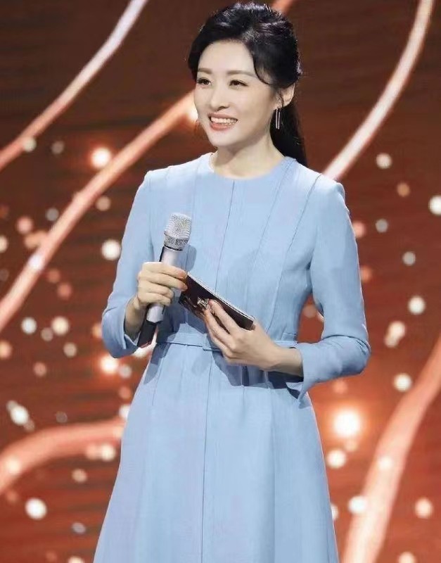 55-year-old Zhou Tao showed his bare face at the airport, dressed like an old lady, the ...