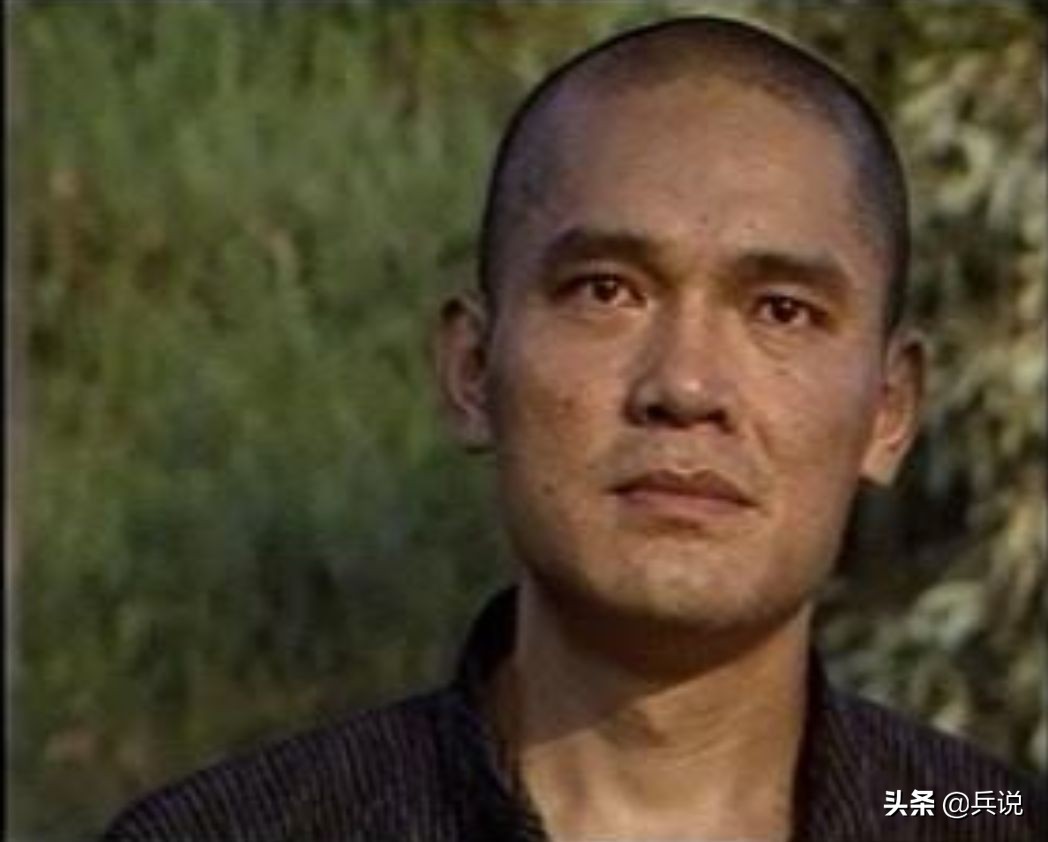 The peasant woman was cutting firewood and found that the bandits in ...