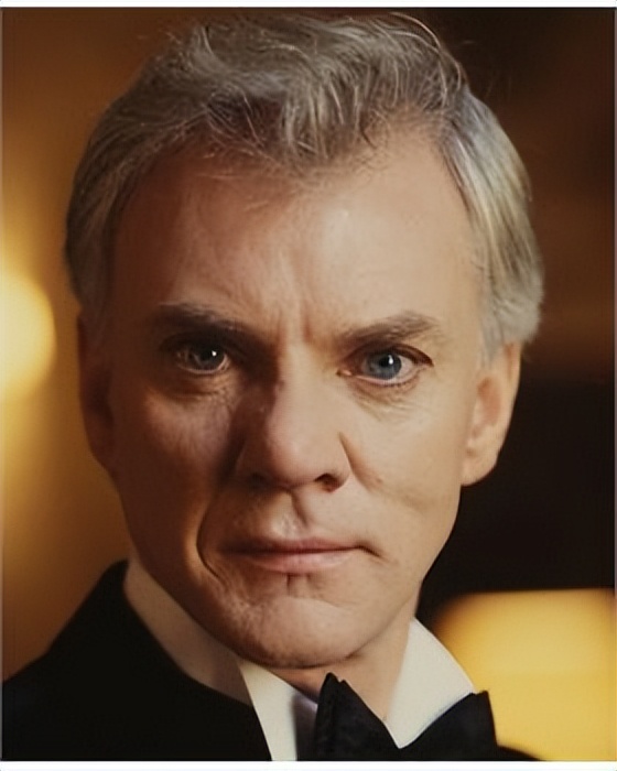 Malcolm McDowell's Style: An Actor Who Breaks the Rules - iNEWS