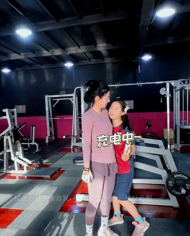 Huang Yisha and his daughter do parent-child yoga. They are in better ...