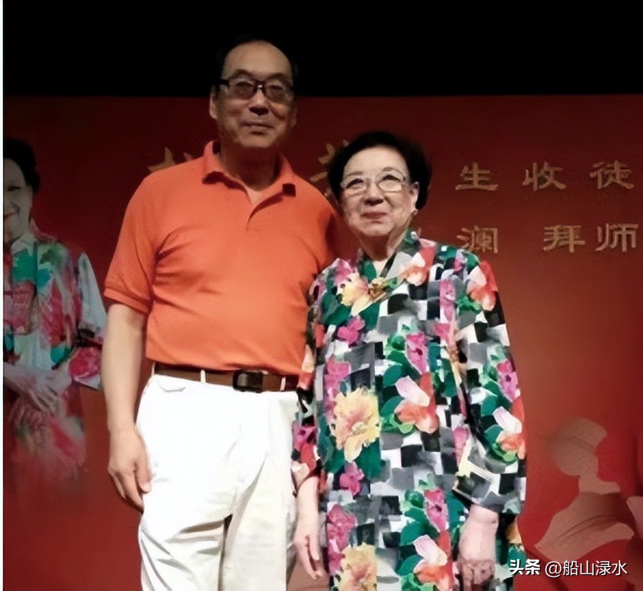 "Chinese Peking Opera" published in the fourth issue of this year: a ...