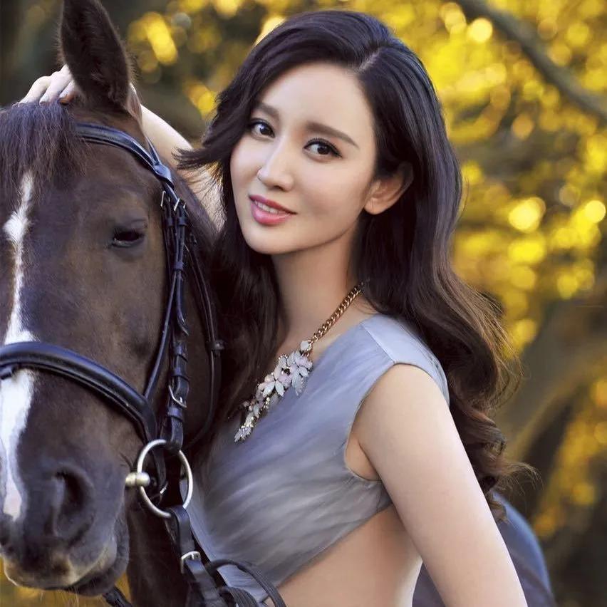 Sexy and charming temperament goddess Zhang Meng - iNEWS