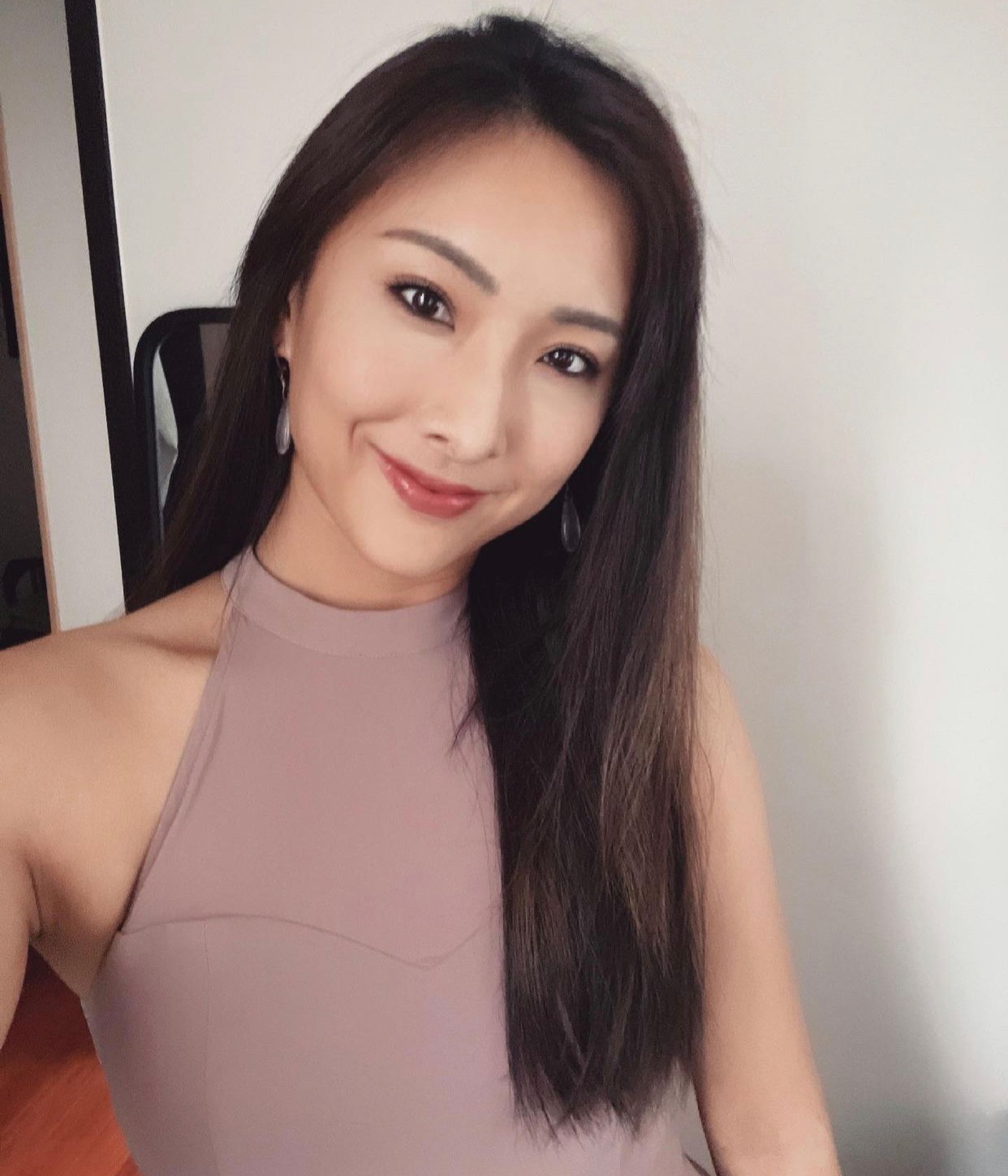 TVB host Chen Yuelin received a certificate to get married, and became famous after a ...