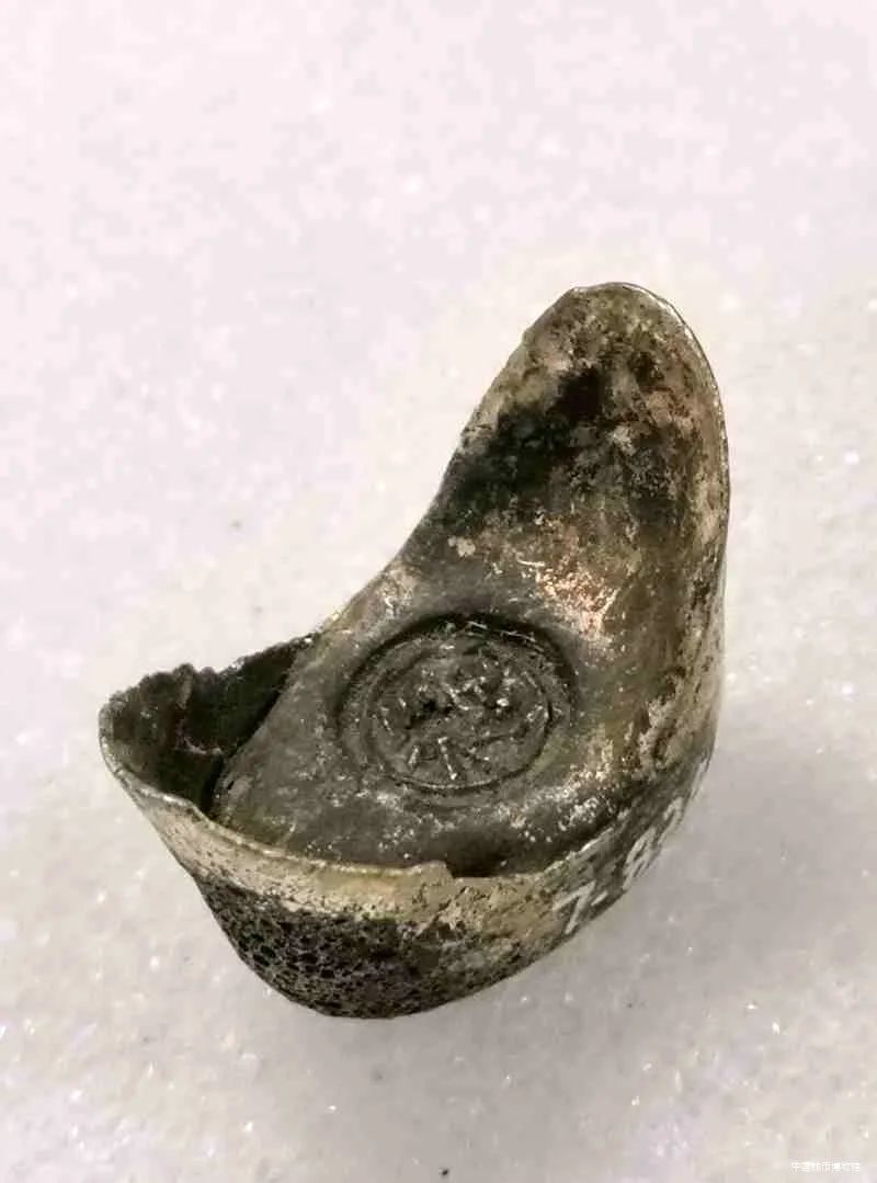 Small silver ingot unearthed from Ronglu's tomb - iNEWS