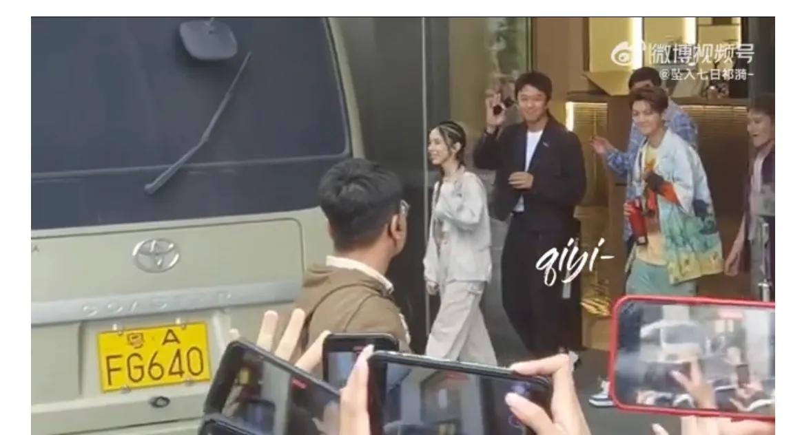 Deng Ziqi and Lu Han are in the same frame, revealing their height ...