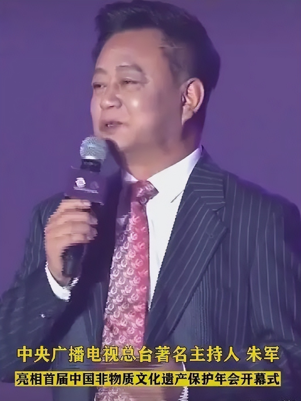 The host Zhu Jun came back on stage, 58 years old with a fat body and a little greasy, but ...