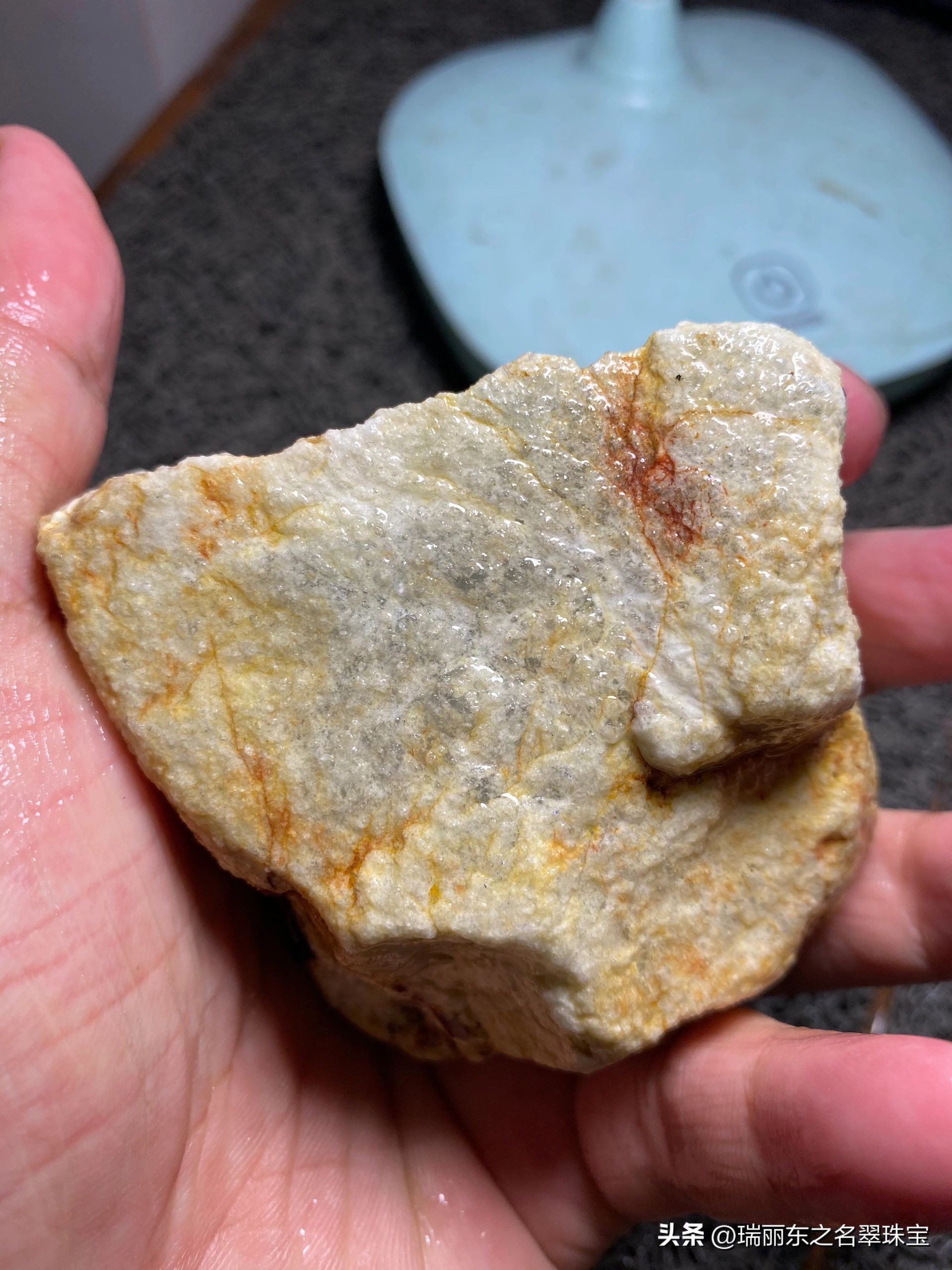 How is the desanding of rough jadeite formed? - iMedia