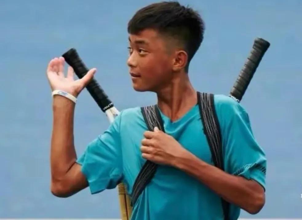 The boy in the basket on the tennis court won the championship - iNEWS
