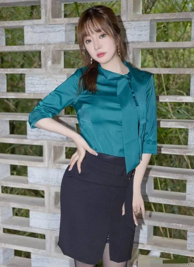 The most charming outfit for women in the workplace, simple yet ...