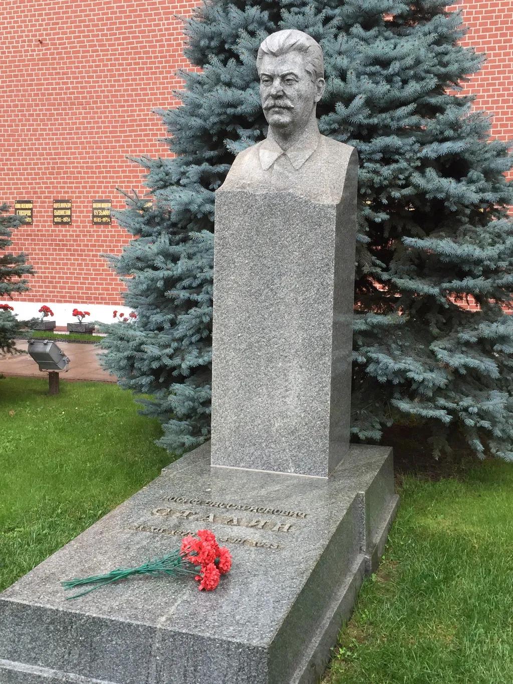 The resting place of the leaders of the Soviet Union - iNEWS