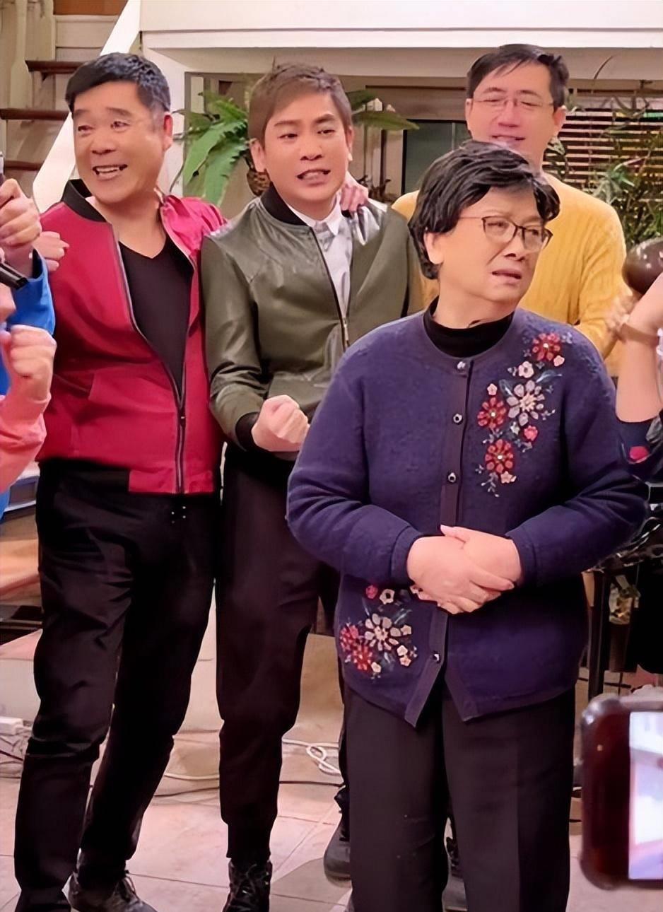 The 82-year-old "Aunt Kang" Huang Jinshang suffered heavy blows one ...