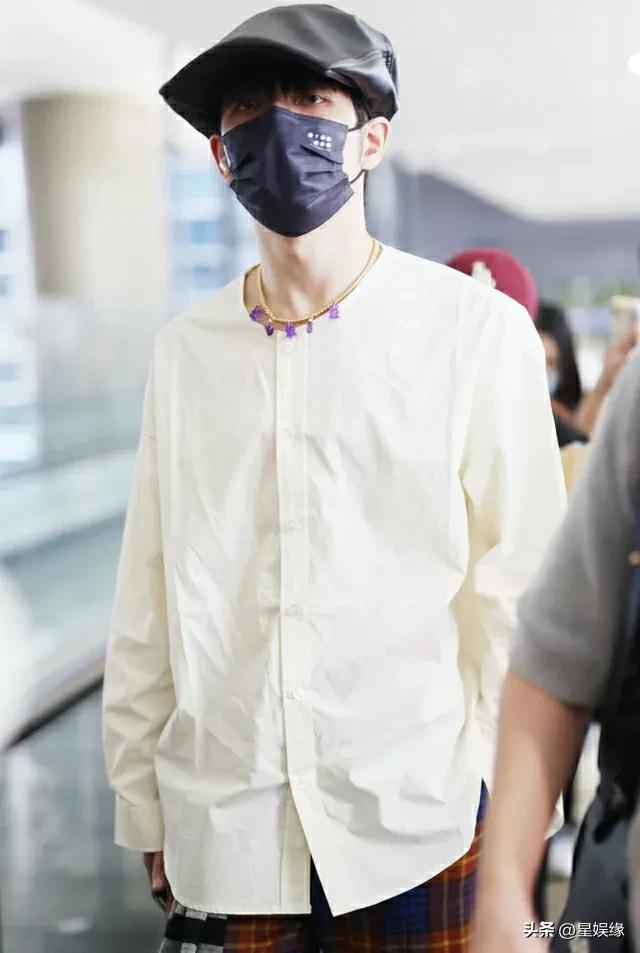 Zhang Yanqi, wearing a black leather hat and a white shirt, appeared at ...