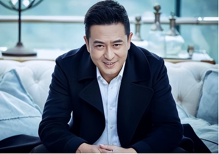 3 celebrities participated in the event, Zhang Jiayi took a group photo cautiously, Zhu Shimao ...