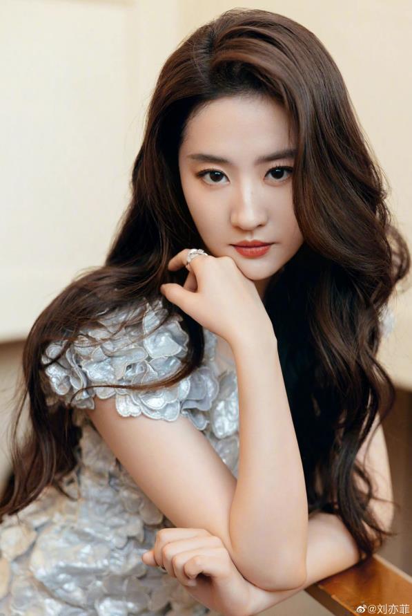 Liu Yifei's appearance has returned to the peak again!Shawl curly hair ...