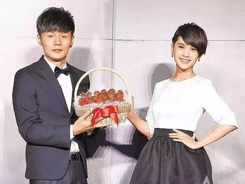High profile show of love!Rainie Yang took a photo to celebrate Li ...